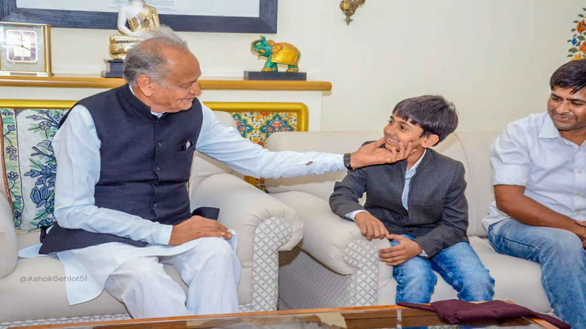 राजस्थान: सीएम गहलोत ने बढ़ाया नन्हे स्केच आर्टिस्ट अर्जुन का हौंसला ...