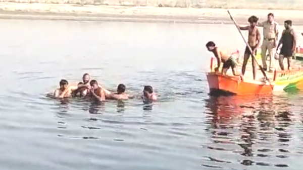 Mathura: यमुना स्नान के दौरान जुगल घाट पर डूबे दो भाई, एक को नाविकों ने ...