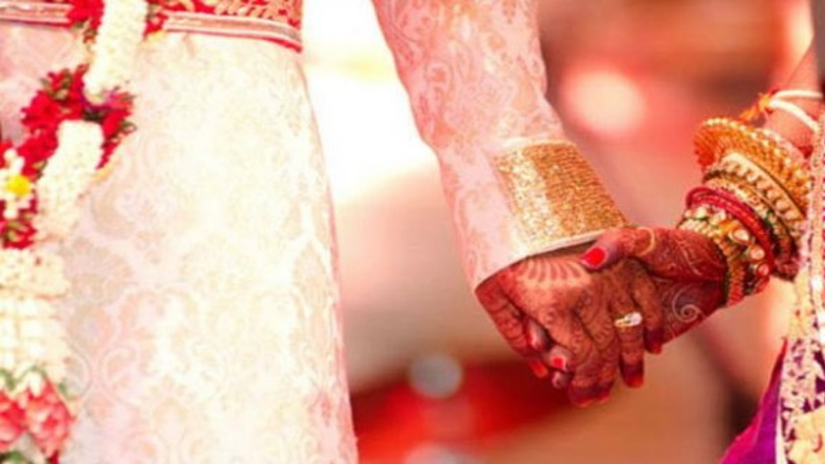 रात भर बारातियों के संग पैदल चलकर दुल्‍हन के घर शादी करने पहुंचा दूल् ...