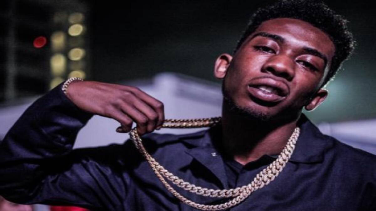 फ्लाइट में रैपर डेसिग्नर ने उतारी पैंट और की ऐसी गंदी हरकत, बयान जारी ...