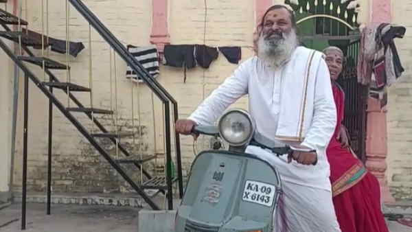 कलयुग के श्रवण कुमार! पिता का दिया 20 साल पुराना स्कूटर, 73 साल की मां ...