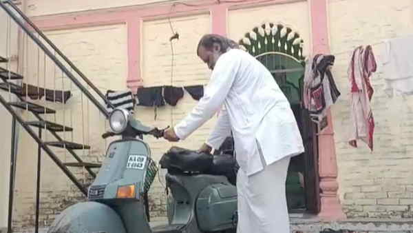 कलयुग के श्रवण कुमार! पिता का दिया 20 साल पुराना स्कूटर, 73 साल की मां ...