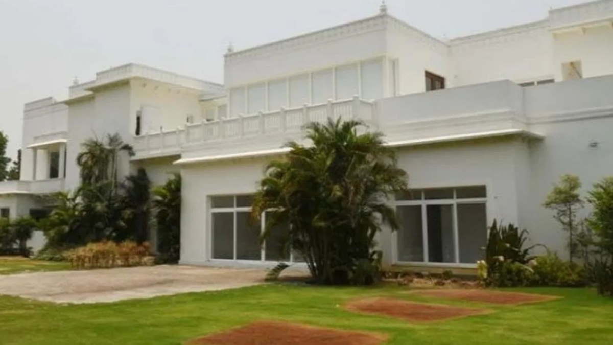 Delhi: IAS अधिकारी ने सरकारी आवास बनवाने के लिए गिरवाया 15वीं शताब्दी ...