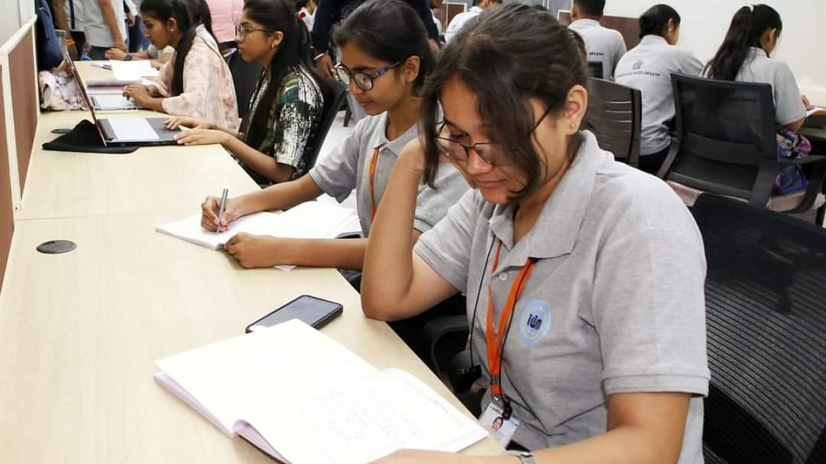 Indore news: नगर निगम में Internship with mayor का आगाज, 350 छात्रों ने ...