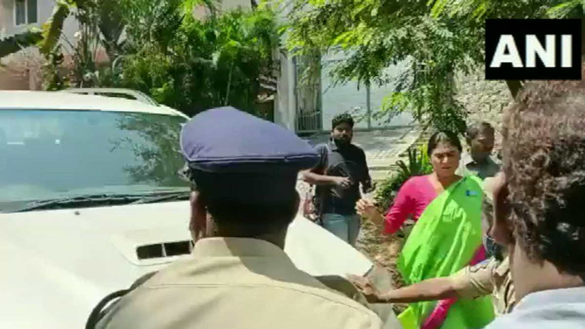 तेलंगाना: YSRTP चीफ शर्मिला ने पुलिसकर्मी को मारा थप्पड़, पुलिस ने लिया हिरासत में | Telangana ...