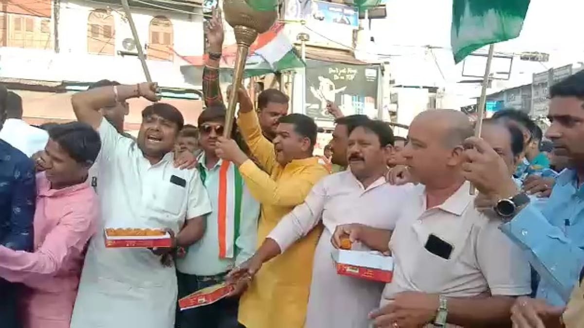 Karnataka से Indore तक कांग्रेस की जीत का जश्न, कार्यकर्ताओं ने हाथ में ...