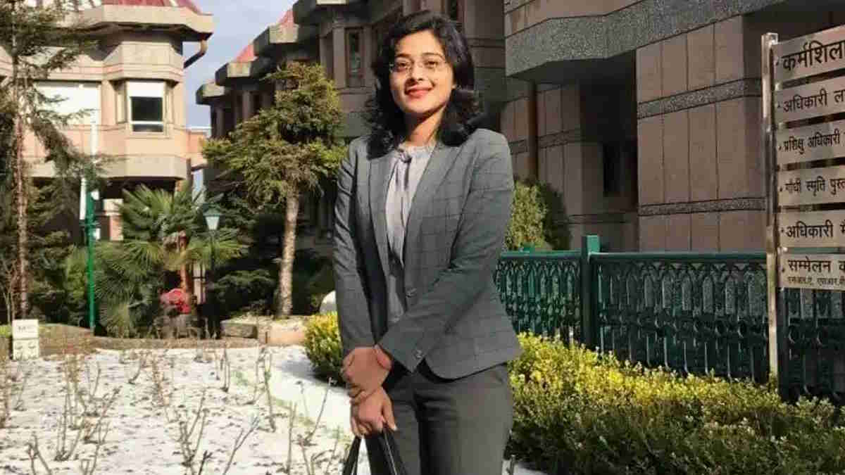 Surbhi Gupta: सरकारी स्‍कूल में पढ़ने वाली सुरभि गुप्‍ता के हिंदी माध्‍यम से UPSC टॉप करने की ...