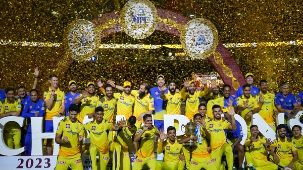 IPL Final 2023: जीत के बाद धोनी ने बेटी जीवा के हाथ में थमाई ट्रॉफी ...