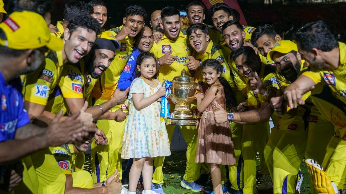 IPL Final 2023: जीत के बाद धोनी ने बेटी जीवा के हाथ में थमाई ट्रॉफी ...
