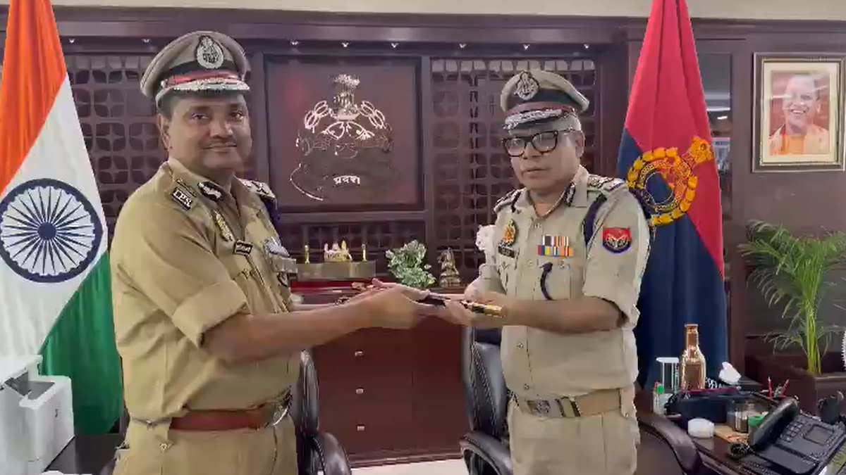 UP Police New DGP: IPS विजय कुमार बने यूपी के कार्यवाहक डीजीपी, आरके विश्वकर्मा की ली जगह | IPS ...