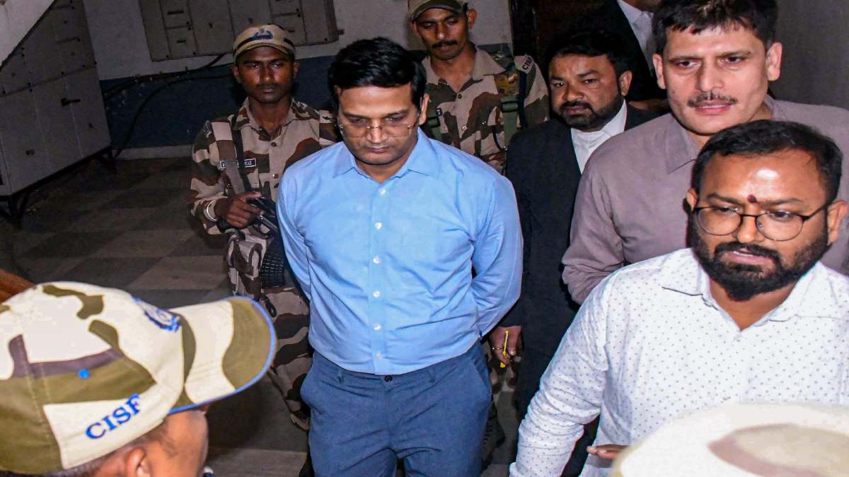 झारखंड: जमीन घोटाले के आरोप में IAS छवि रंजन सस्पेंड, कोर्ट ने 6 दिनों ...