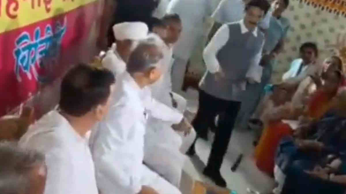 कार्यक्रम के बीच Ashok Gehlot ने फर्श पर फेंका माइक, जानें किस बात पर आया राजस्थान के सीएम को ...