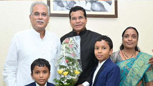 CG NEWS: शपथ ग्रहण के बाद सपरिवार सीएम हाउस पहुंचे मोहन मरकाम, CM भूपेश ...