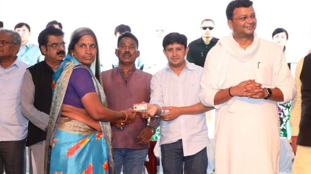 Indore में हुआ PM Modi के कार्यक्रम का प्रसारण, हितग्राहियों को वितरित ...