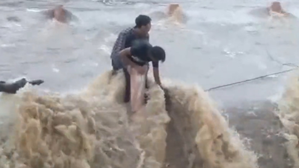 Udaipur: रील बनाने के चक्कर में दो युवक फंसे मोरवानिया नदी के पुल पर, क्रेन की मदद से किया ...