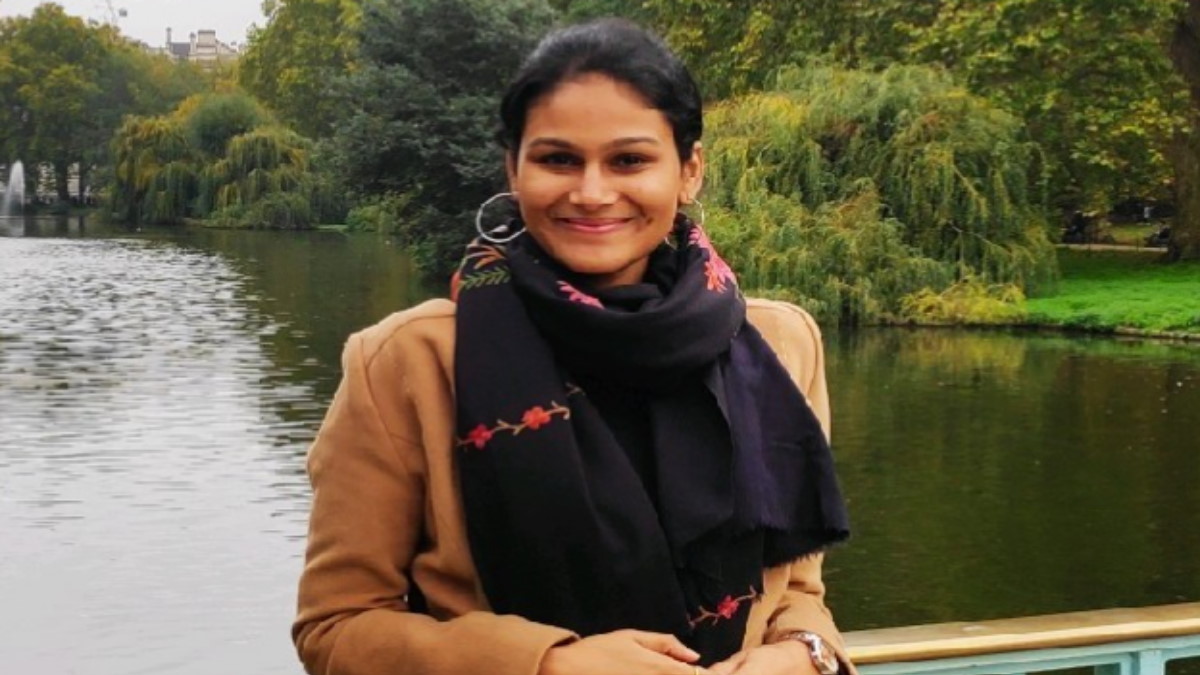 मिलिये 13 गोल्ड मेडल जीतने वाली आईएएस श्रद्धा गोमे से, लोगों के लिए हैं ...