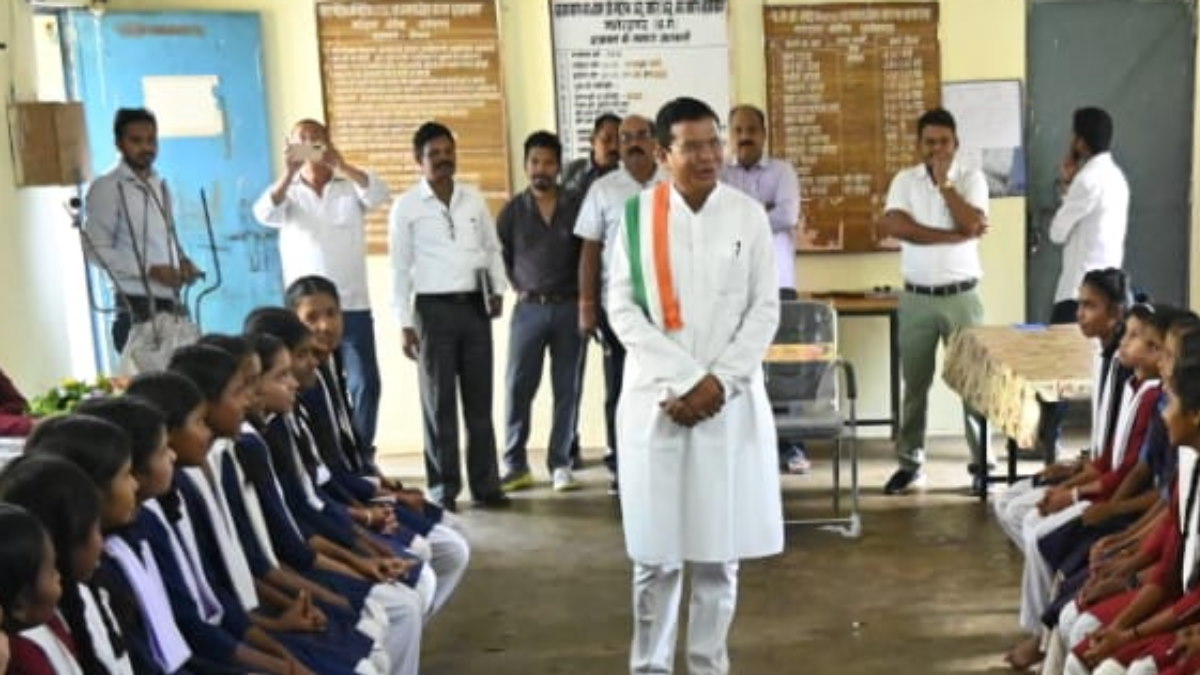 मंत्री मोहन मरकाम ने किया मनेंद्रगढ़ का दौरा, छात्रावासों का किया ...