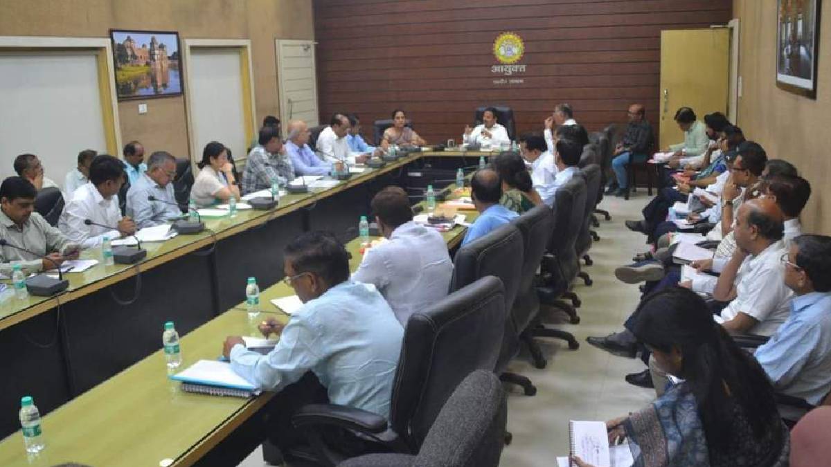 Indore news: नए संभागायुक्त ने संभाला मैदान, बैठक लेकर दिए जरूरी दिशा ...