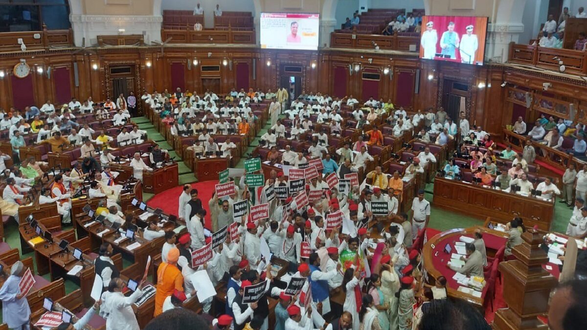 UP Assembly: यूपी विधानसभा में हंगामे के बीच शुरू हुआ प्रश्नकाल, अतिक-अशरफ को दी गई श्रद्धांजलि ...