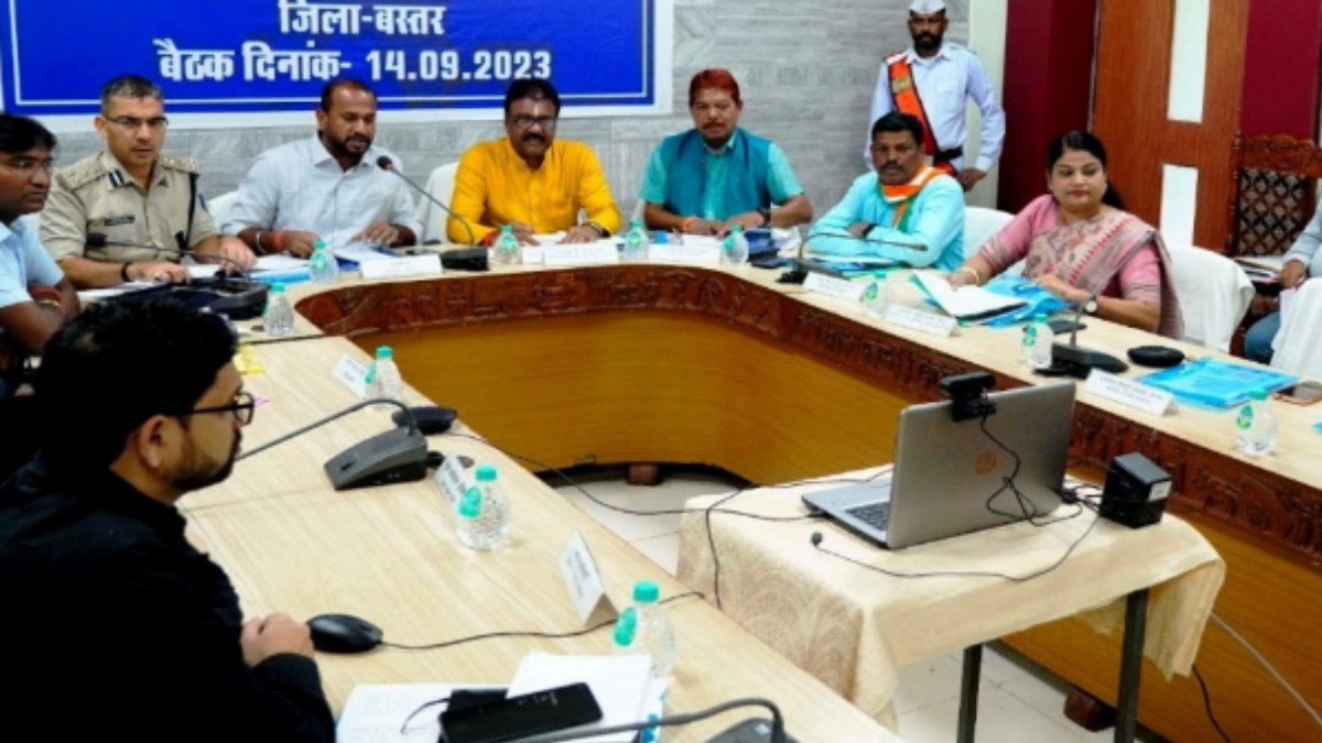 BASTAR: सांसद दीपक बैज ने ली सड़क सुरक्षा समिति की बैठक, यातायात नियमों ...