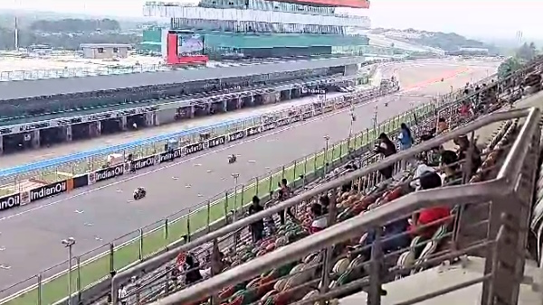 MotoGP Viral Video: इवेंट की शुरुवात में ही फिसल गई स्पेनिश राइडर की ...