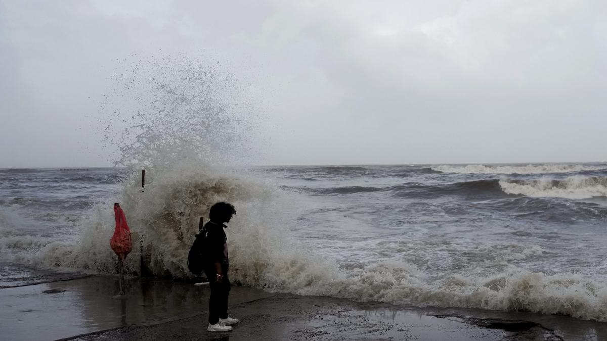 Cyclone TEJ: भीषण चक्रवाती तूफान 'तेज' दक्षिण पश्चिम अरब सागर के ऊपर ...