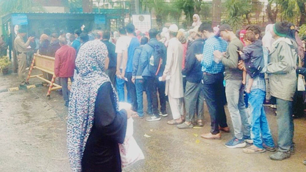 Bhopal News: बारिश के बीच 2000 रुपए के नोट बदलने के लिए आरबीआई कार्यालय ...