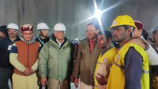 Uttarakhand Tunnel Rescue Video: सुरंग में 'मसीहा' बनकर पहुंचे मुन्‍ना क़ुरैशी से श्रमिक बोले-ये ...