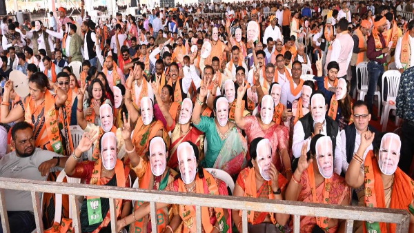 CM विष्णुदेव साय का शपथ ग्रहण समारोह, मोदी का मुखौटा लगाकर पहुंची ...