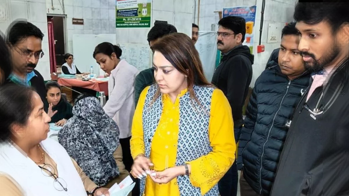 Delhi News: हिंदू राव अस्पताल में गंदगी के ढेर देख भड़कीं महापौर शैली ...