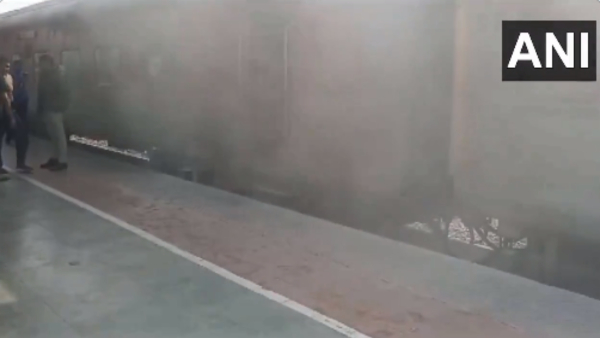 रांची जा रही ट्रेन के पहियों से निकला धुआं, इटावा में झारखंड संपर्क ...