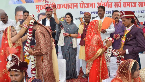 सामूहिक विवाह सम्मेलन में शामिल हुई राज्य मंत्री कृष्णा गौर ...