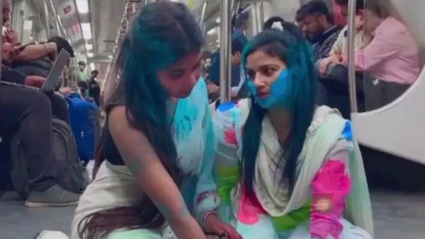 दिल्ली मेट्रो के अंदर अंतरंग ढंग से रंग लगाती लड़कियों का वीडियो वायरल ...