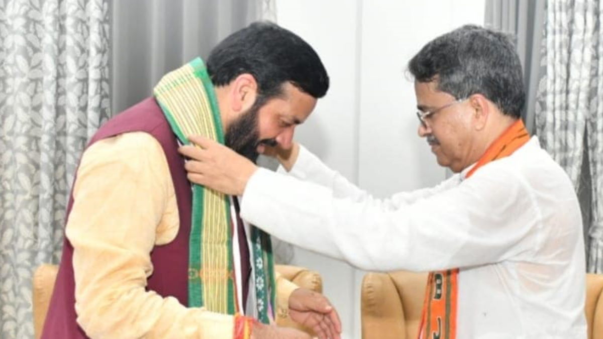 त्रिपुरा के मुख्यमंत्री डॉ मनिक शाह ने हरियाणा सीएम नायब सिंह का किया ...