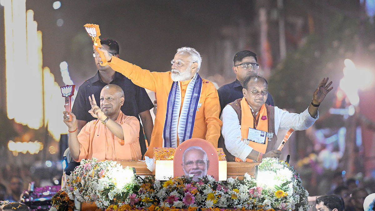 PM Modi in Bareilly: पीएम मोदी ने किया शानदार रोड शो, प्रधानमंत्री को ...