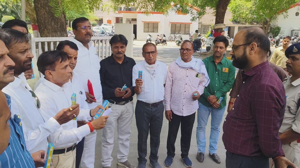 MPEB के अधिकारियों को मोमबत्ती भेंट करने पहुंच गए कांग्रेसी, कुछ ऐसा है ...