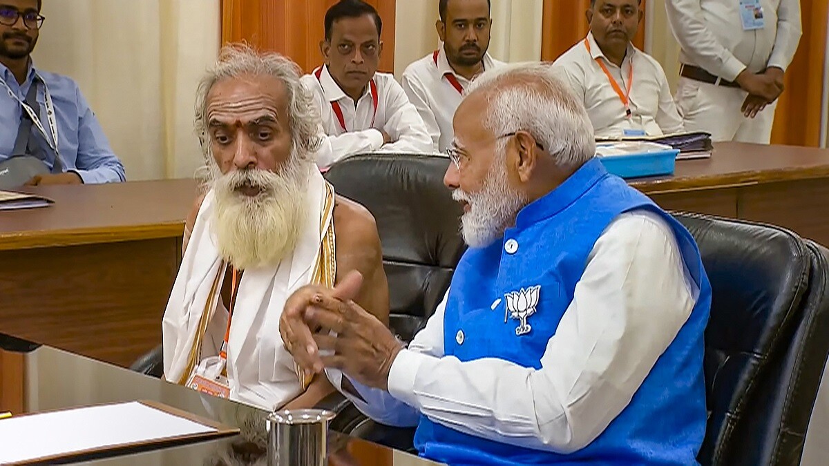 नामांकन के वक्त PM मोदी के बगल में बैठे ये साधु कौन हैं? इस काम में ...