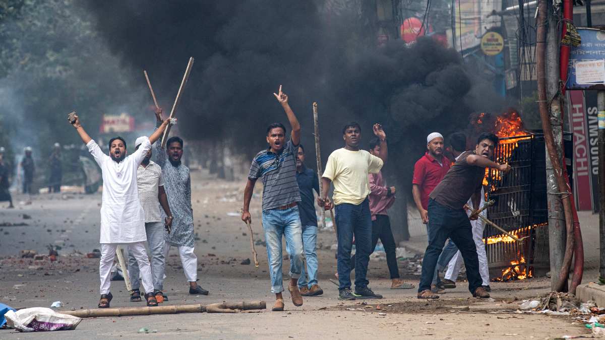 बांग्लादेश में आरक्षण के खिलाफ प्रदर्शन अब 'हिंदू' विरोध में बदला ...