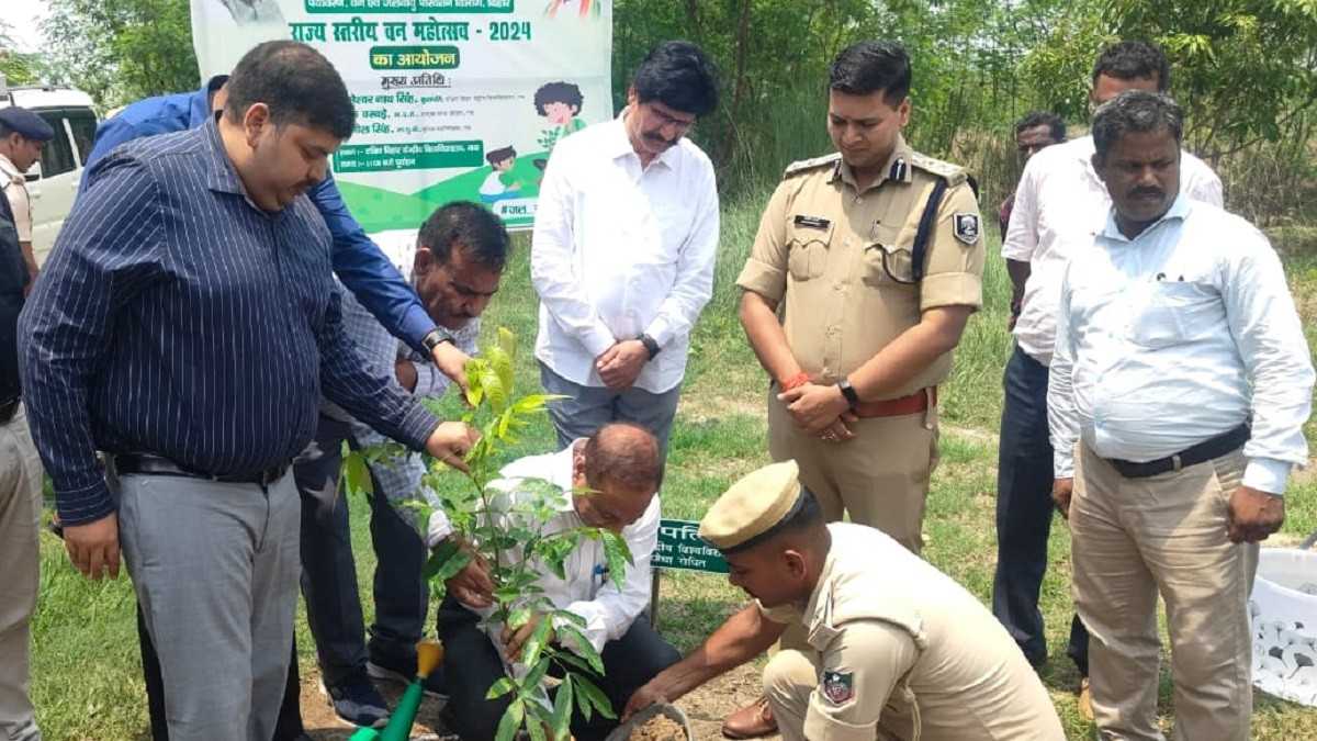 Van Mahotsav Bihar: अनोखे अंदाज़ में मनाया गया 75वां वन महोत्सव, एक साथ ...