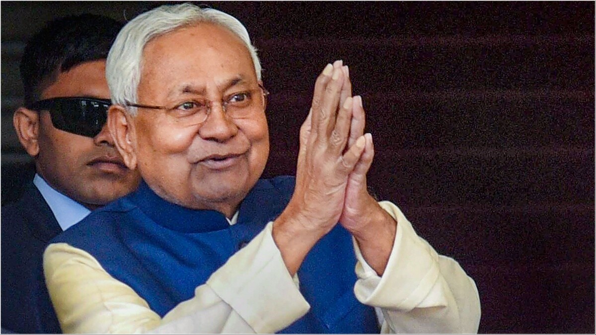 कौन हैं IAS अफसर दीपक कुमार सिंह, जिनसे CM नीतीश कुमार ने कहा- 'पैर भी ...