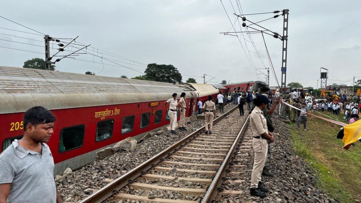 Howara-CSMT Express: बेपटरी हुई एक और ट्रेन, चली गई दो की जान, देखें ...