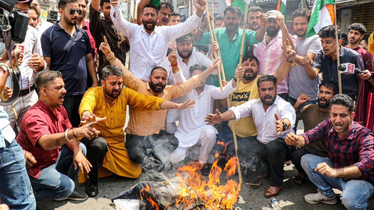 फारूक अब्दुल्ला के बयान पर मचा घमासान, BJYM-RBD का जम्मू में विरोध ...