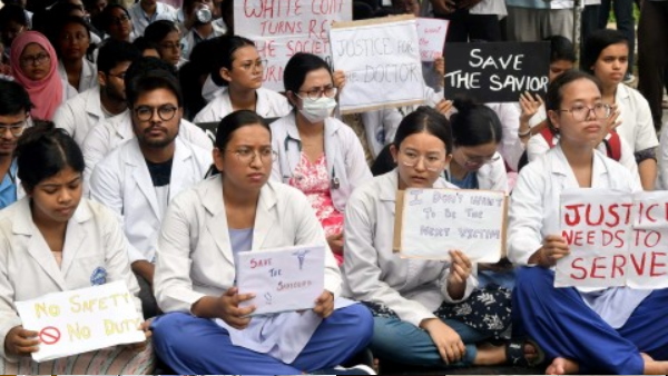 कोलकाता में डॉक्टर की हत्या के खिलाफ टीएमसी की ओर से महिलाएं आधी रात को ...