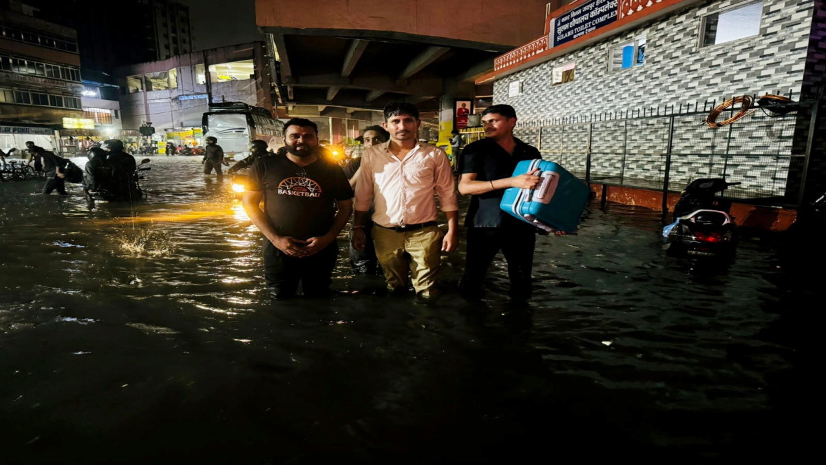 जयपुर की बारिश में फंसे बांसवाड़ा सांसद राजकुमार रोत, गाडी छोड़ पानी ...