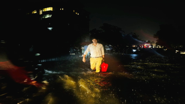 जयपुर की बारिश में फंसे बांसवाड़ा सांसद राजकुमार रोत, गाडी छोड़ पानी ...