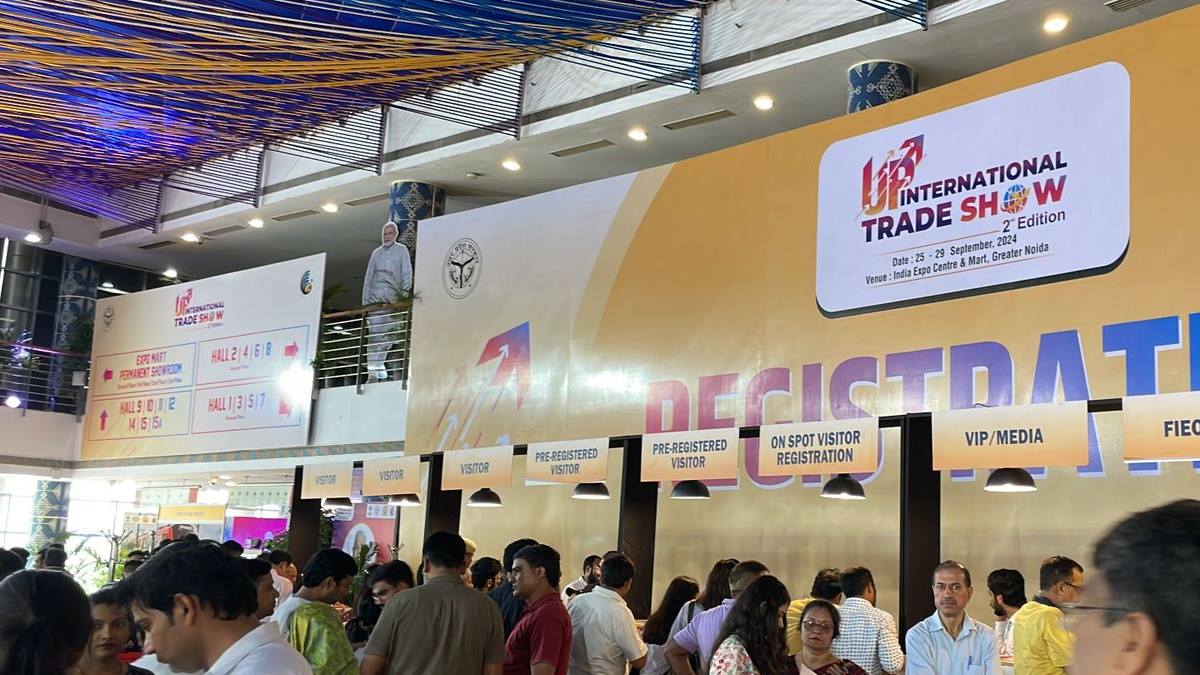 UP International Trade Show 2024: स्मार्ट पुलिस के स्टॉल पर दिखी खासी भीड़, Ai रामायण से ...