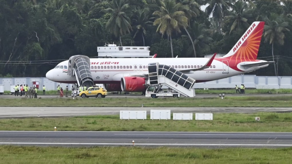 मुंबई से लंदन जा रही एयर इंडिया फ्लाइट ने भेजा इमरजेंसी सिग्नल, लैंडिग ...