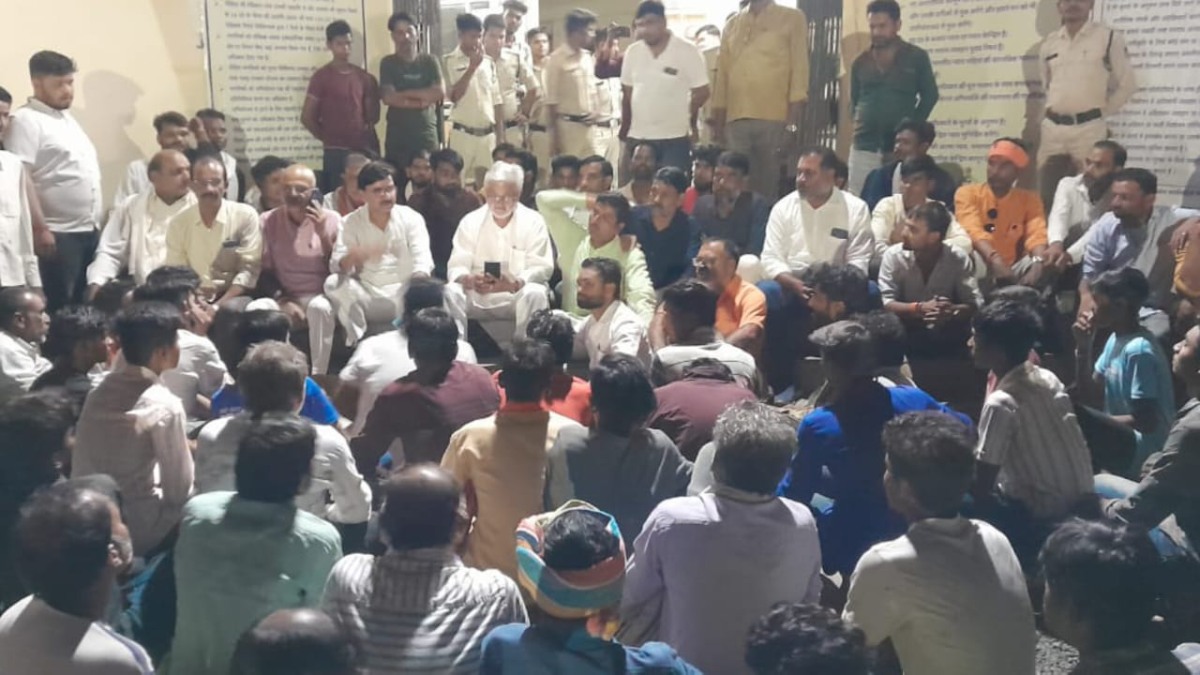 कौन है विधायकी छोड़ने वाले बृज बिहारी? दर्ज नहीं हुई FIR तो थाने पर ...