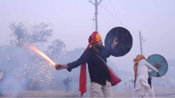 Hingot Yuddh: इंदौर में दिवाली के दूसरे दिन हिंगोट युद्ध, आग के गोले ...