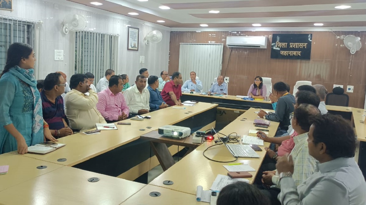 Jehanabad News: समीक्षा बैठक कर रहीं थीं डीएम, IAS अलंकृता पांडे को ...